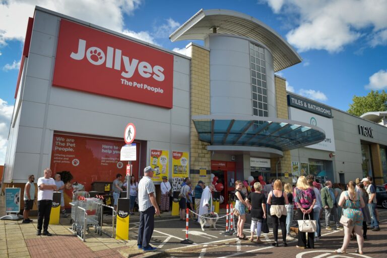 Redknapp family open new Jollyes store in Poole | Pet Business World